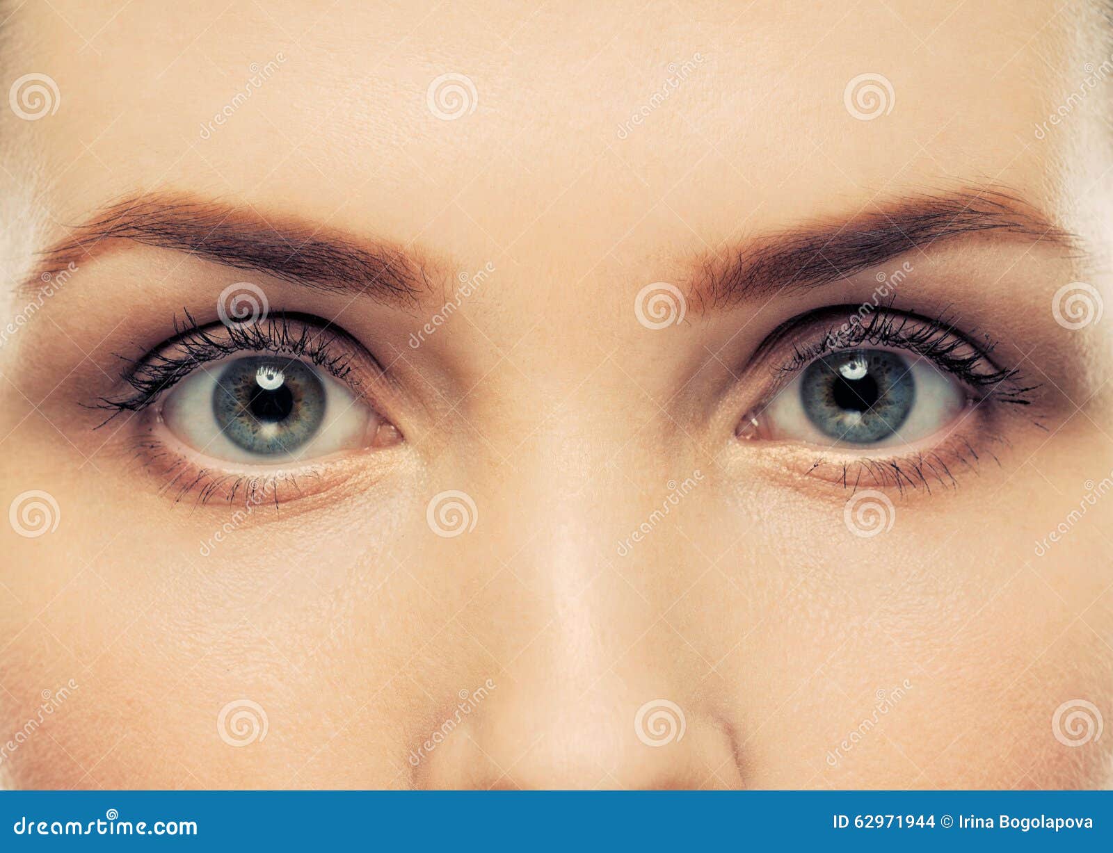 Os olhos abertos da mulher foto de stock. Imagem de cara - 62971944