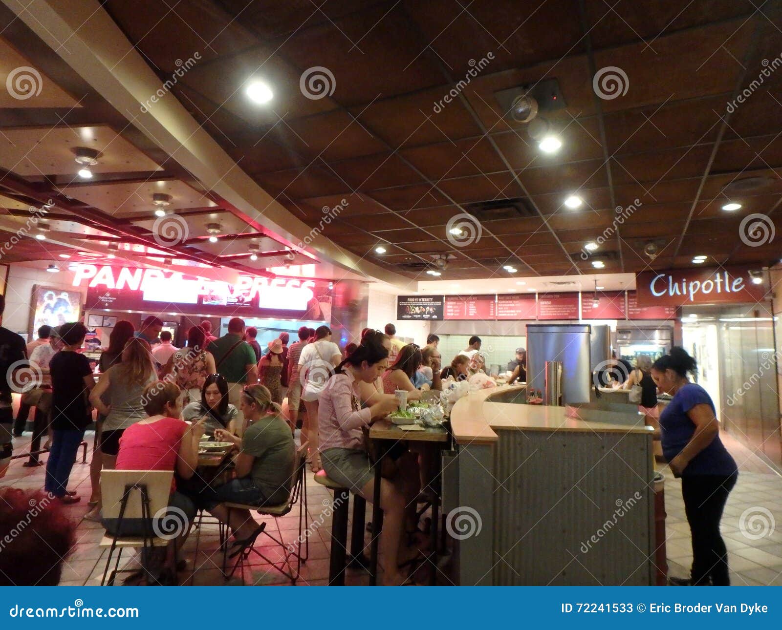 Os Povos Comem O Chipotle E Panda Express Combo Restruant Internos Foto ...