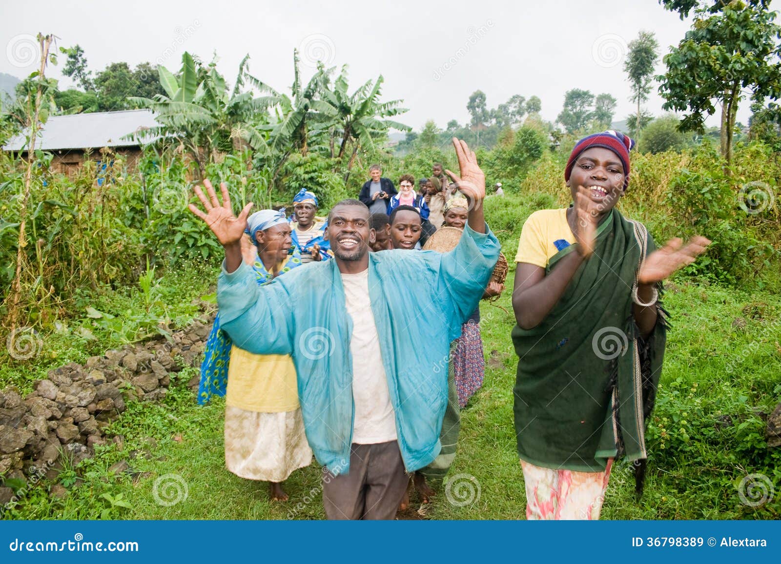 Os Povos Do Pigmeu Cantam E Dançam Imagem de Stock Editorial - Imagem ...