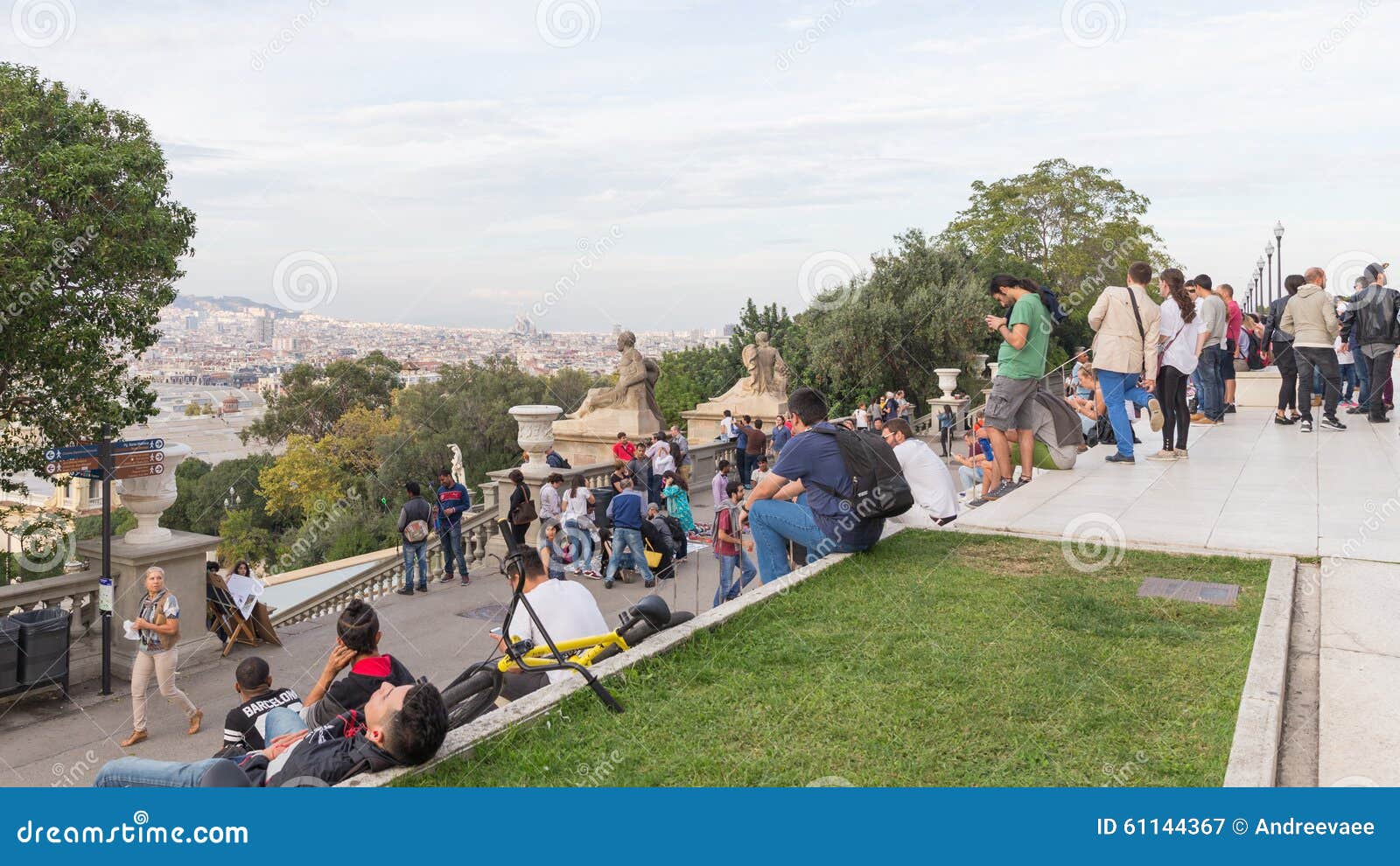 Os Turistas Admiram Barcelona Fotografia Editorial - Imagem de destino ...