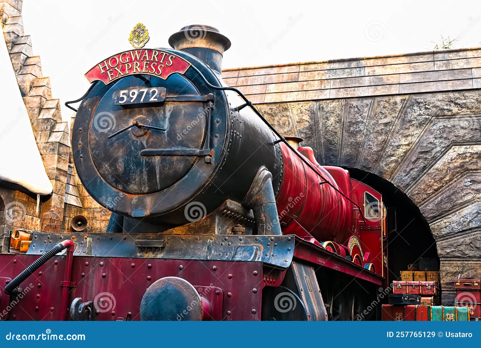 The Hogwarts Express Train at the Wizarding World of Harry Potter in ...