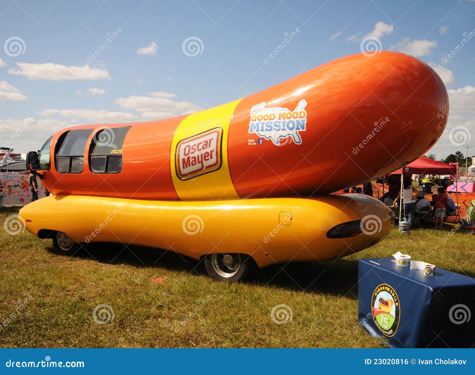 Oscar Mayer s Wienermobile editorial photo. Image of mobile - 23020816