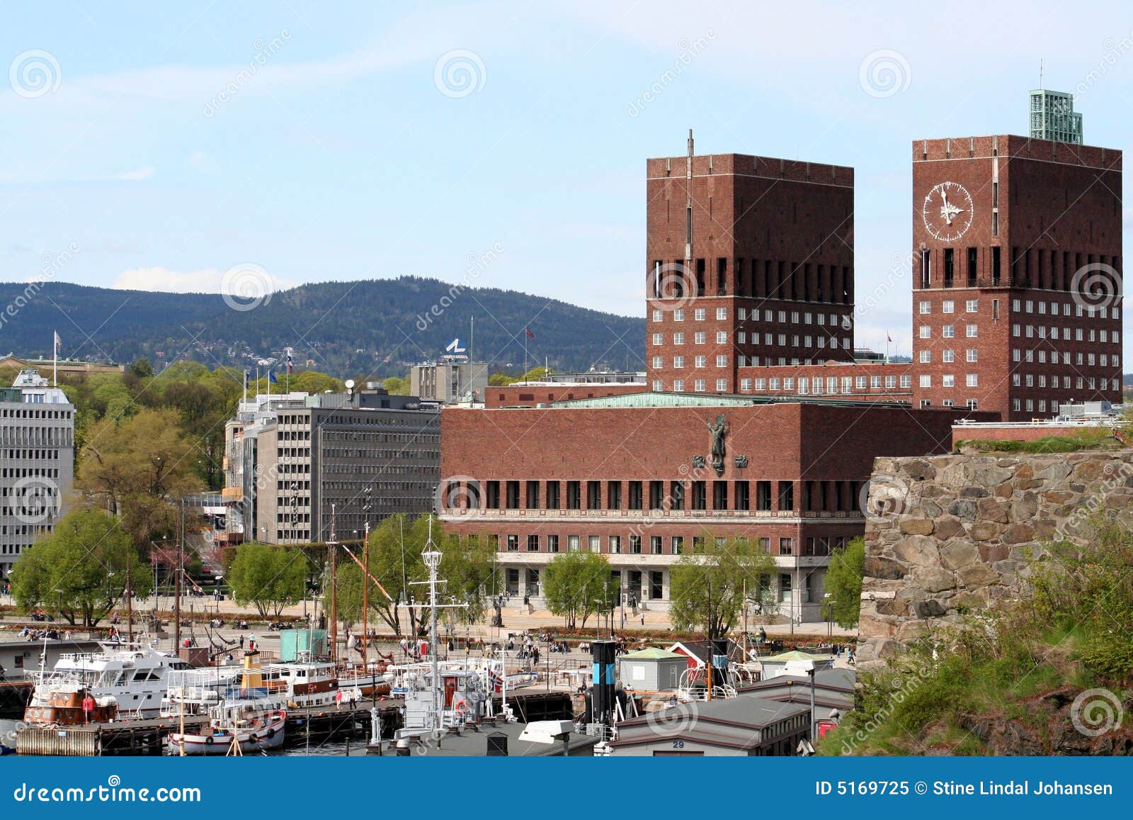 Oslo-Hafen mit Rathaus stockbild. Bild von himmel, büro - 5169725