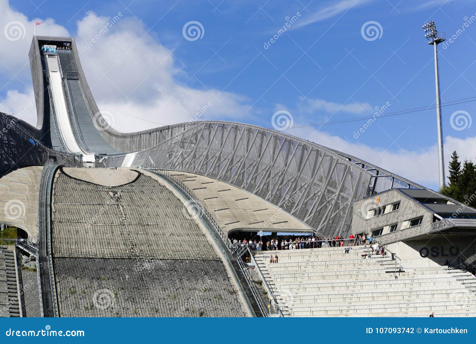 Oslo Ski Jump Tower fotografía editorial. Imagen de deporte - 107093742