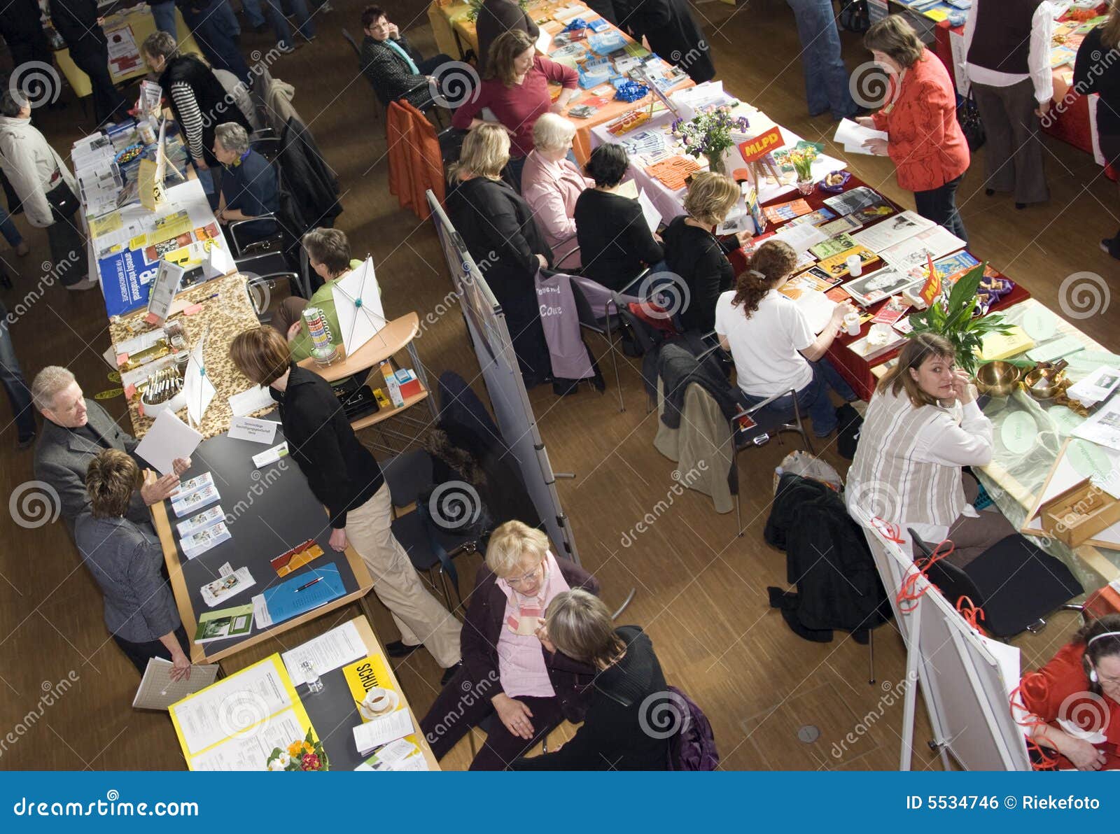 Ospiti su una fiera fotografia editoriale. Immagine di centro - 5534746