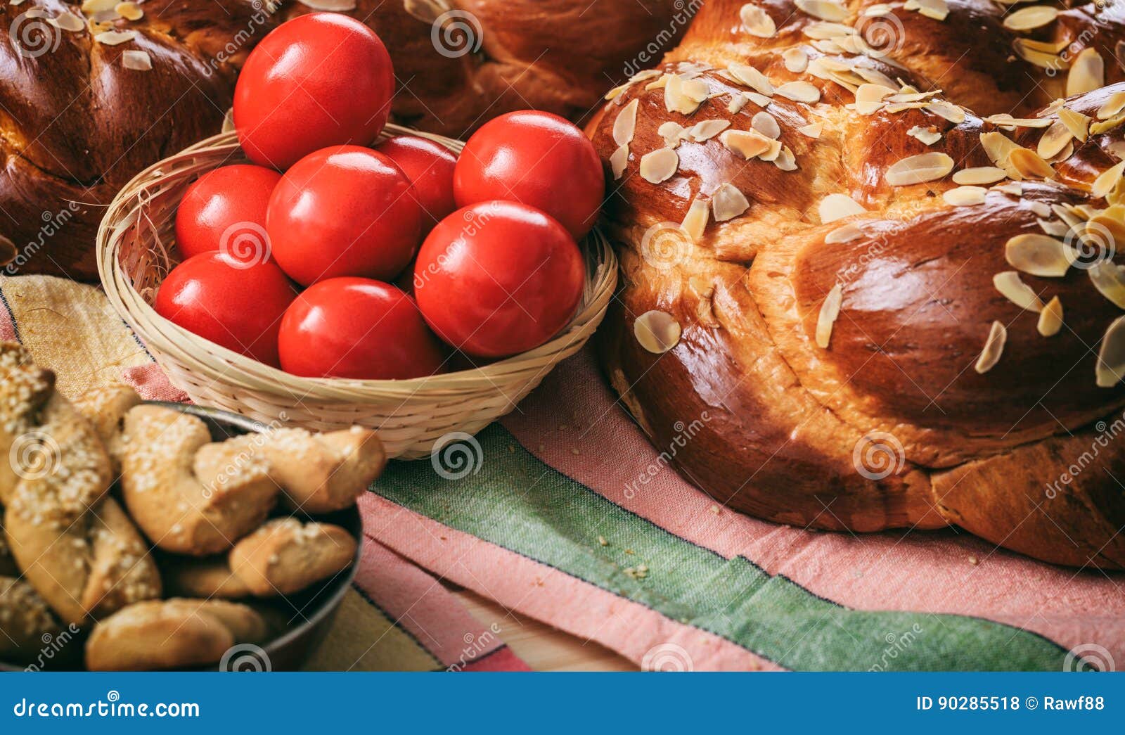 Ostern-Brot Und -eier Auf Einer Tabelle Stockfoto - Bild von umsponnen ...