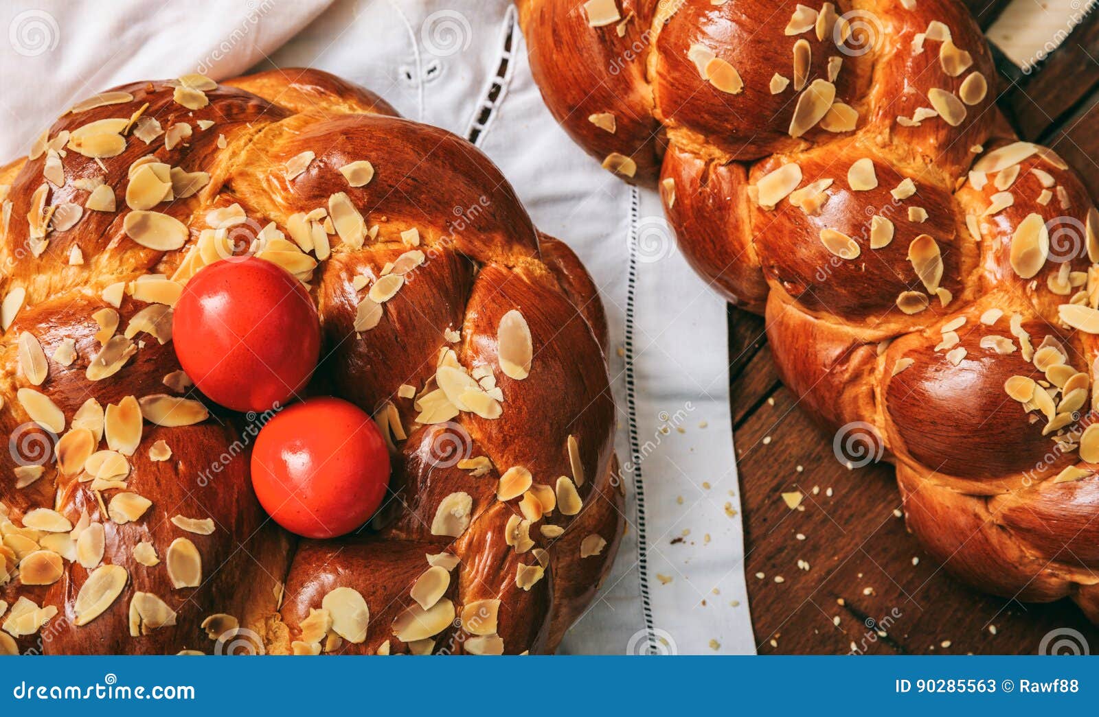 Ostern-Brot Und -eier Auf Einer Tischplatteansicht Stockbild - Bild von ...