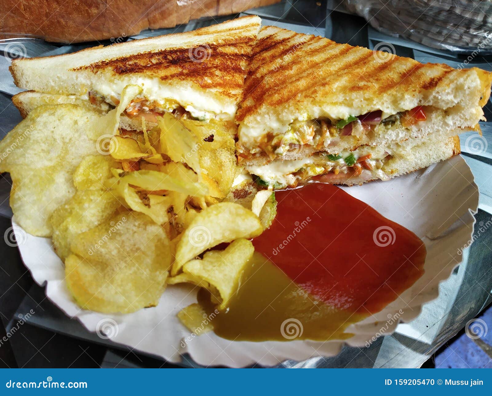 Ostmacka med chips arkivfoto. Bild av havre, chiper - 159205470