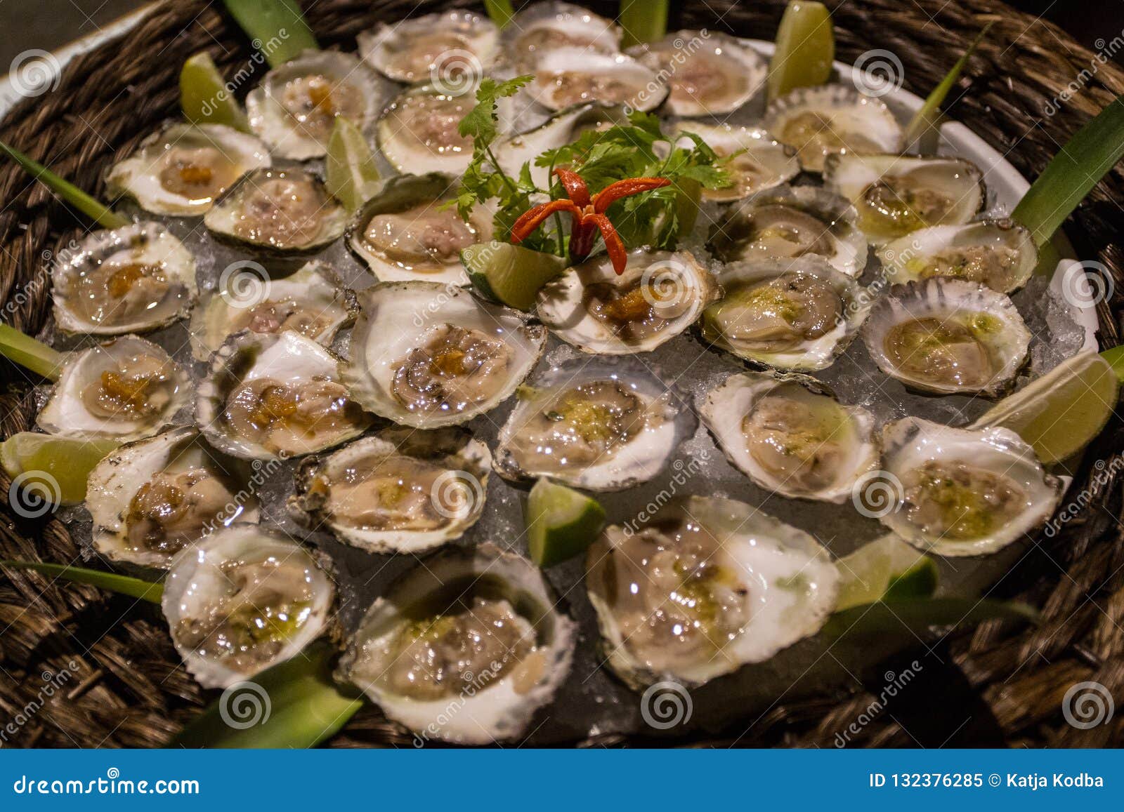 Ostra Fresca Do Mar Na Placa Do Gelo Imagem de Stock - Imagem de ...