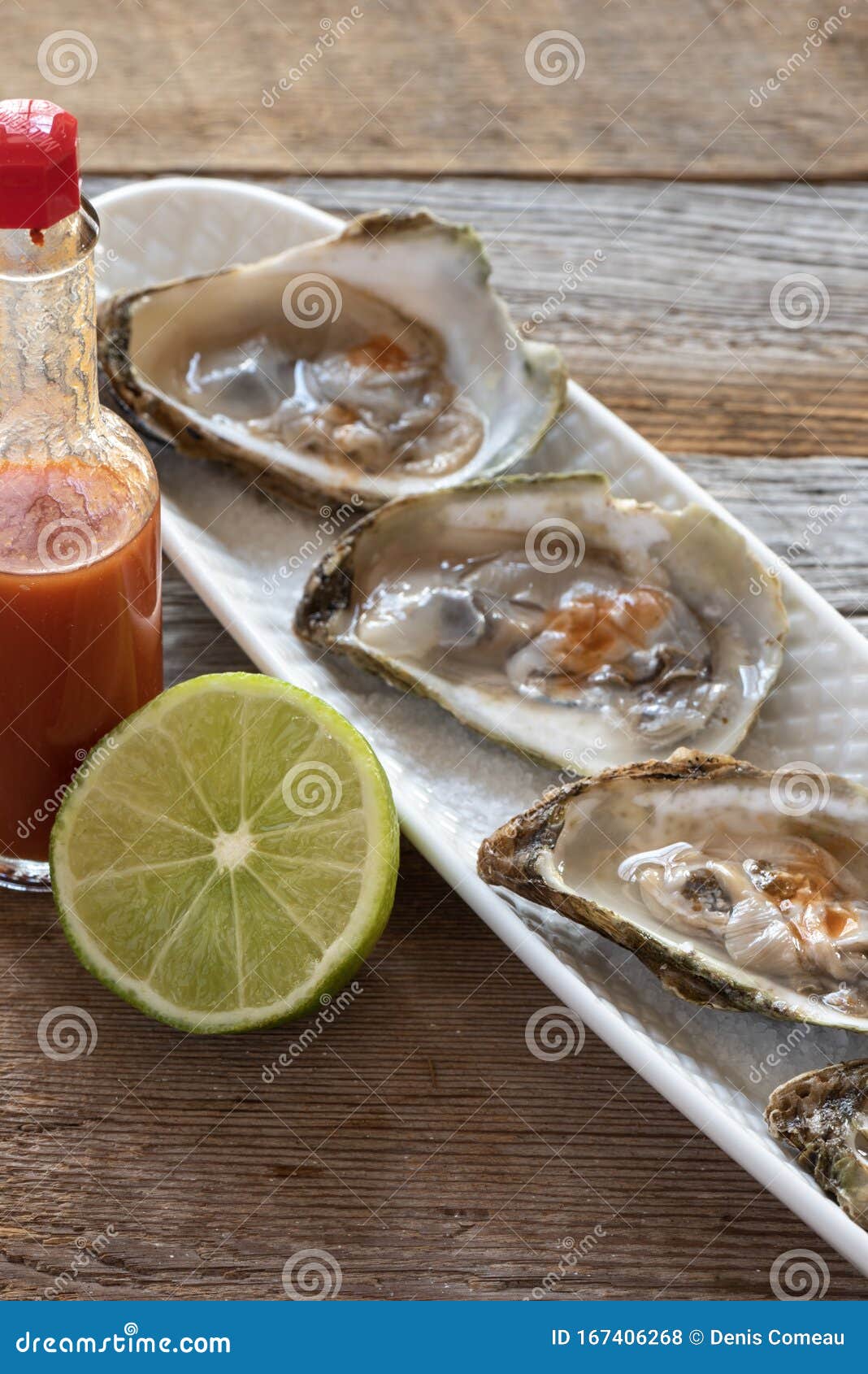 Ostras Com Cal E Molho Quente Foto de Stock - Imagem de molusco, oceano ...
