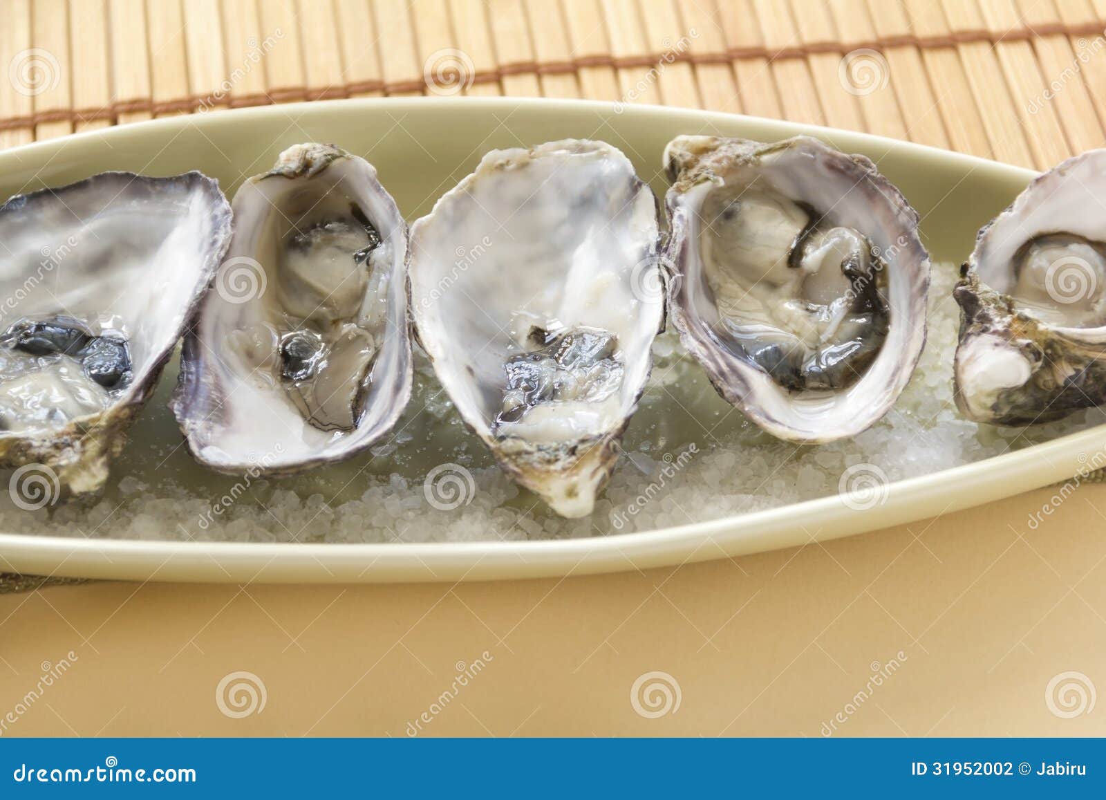 Ostras naturales foto de archivo. Imagen de alimento - 31952002