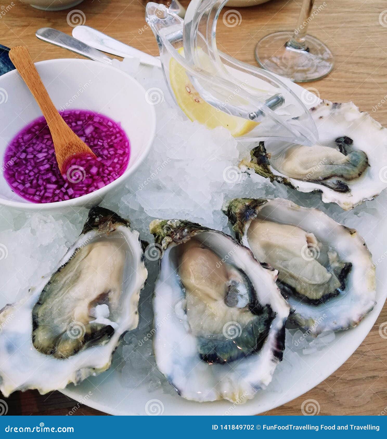 Ostras foto de archivo. Imagen de mariscos, alimento - 141849702
