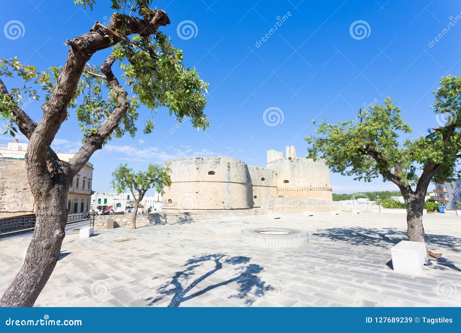 Otranto, Apulien - Markt Vor Der Historischen Stadtmauer Redaktionelles ...