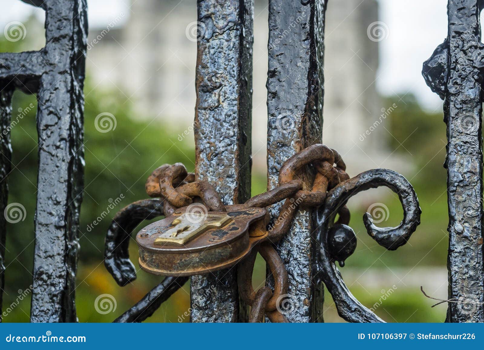 Oud antiek hangslot stock afbeelding. Image of schots - 107106397