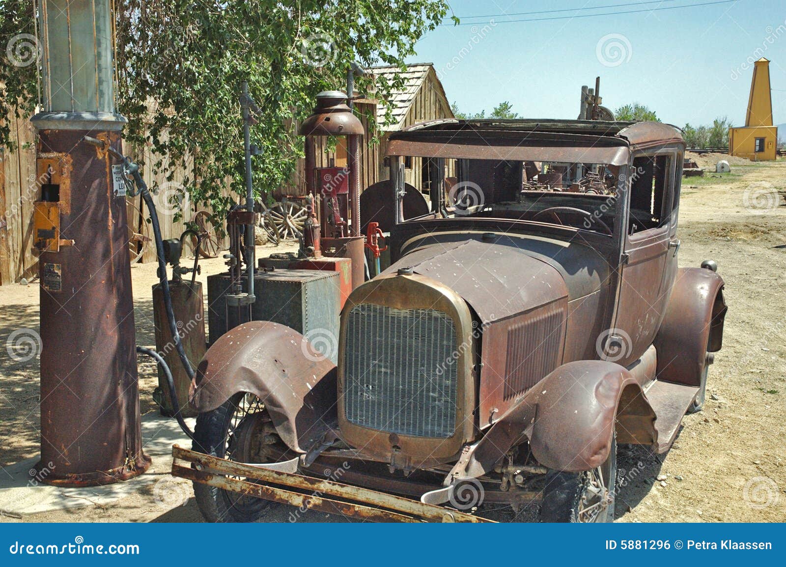 Oud auto en benzinestation stock foto. Image of antiquiteit - 5881296