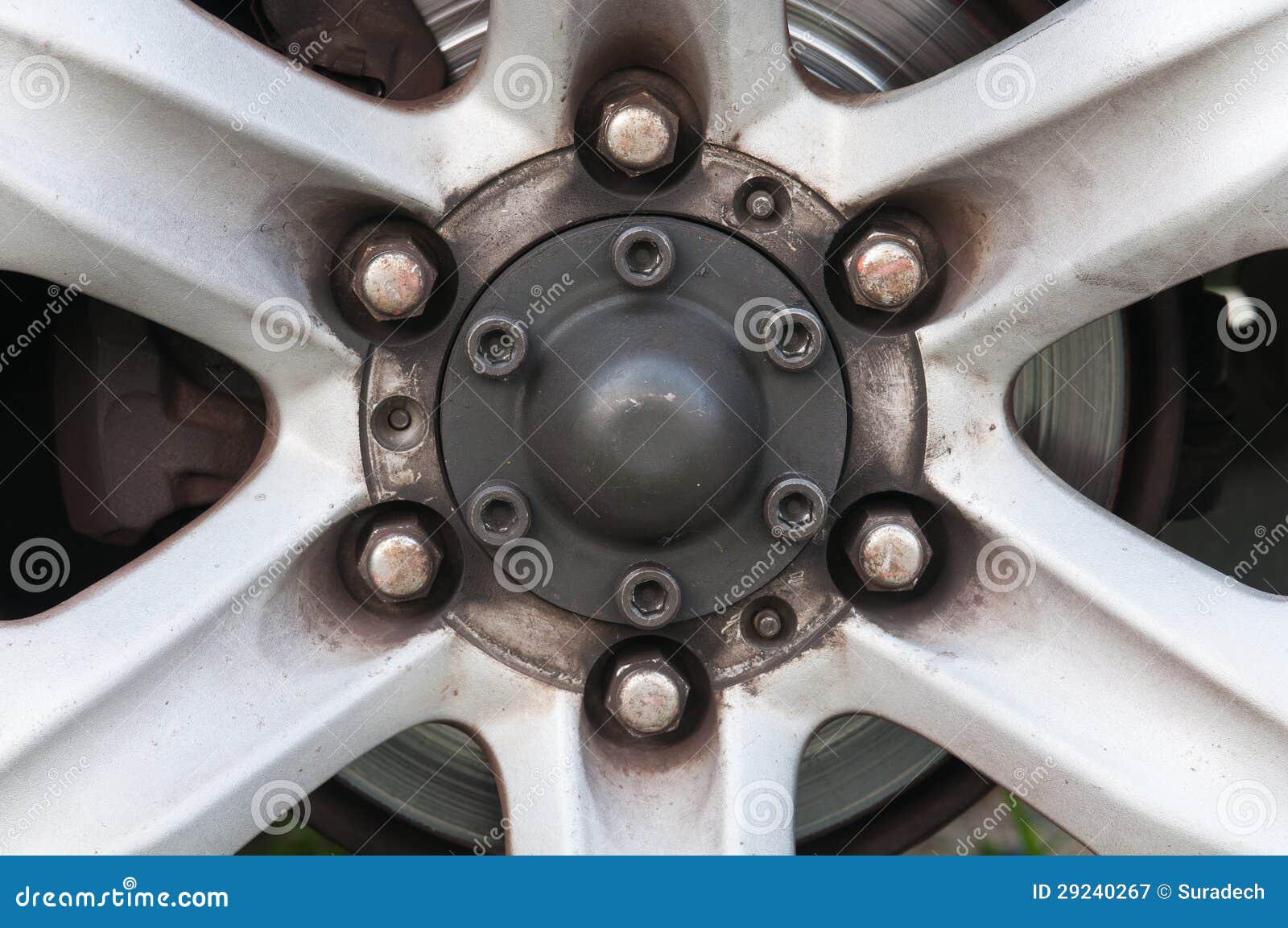 Oud autowiel stock afbeelding. Image of wiel, noot, vervoer - 29240267
