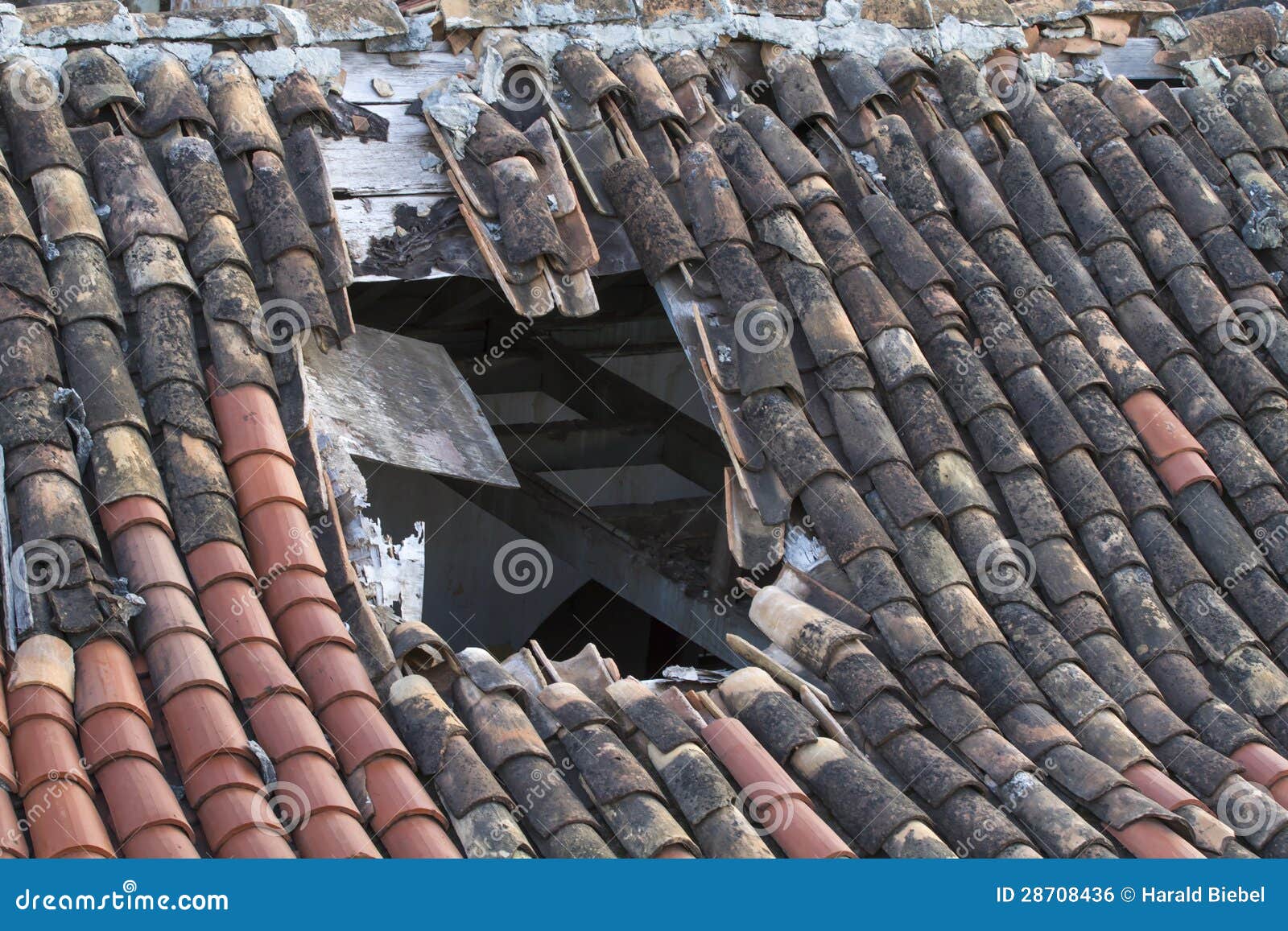 Oud Betegeld Dak Met Een Groot Gat Stock Foto - Image of investering ...