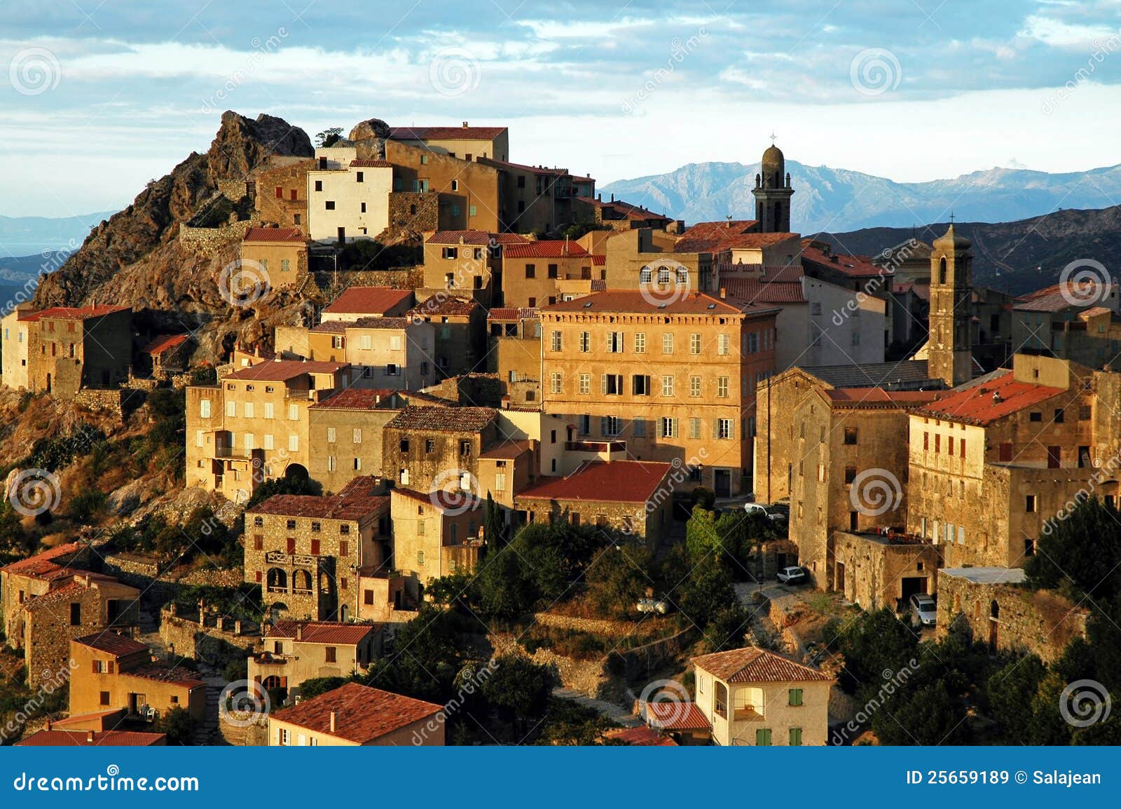 Oud Dorp Op Een Rotsachtige Hoogte Stock Afbeelding - Image of gebouw ...