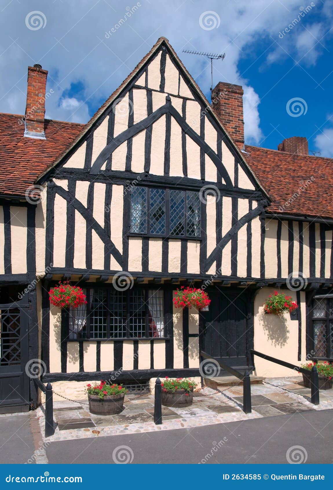 Oud Engels huis Tudor stock afbeelding. Image of hangen - 2634585