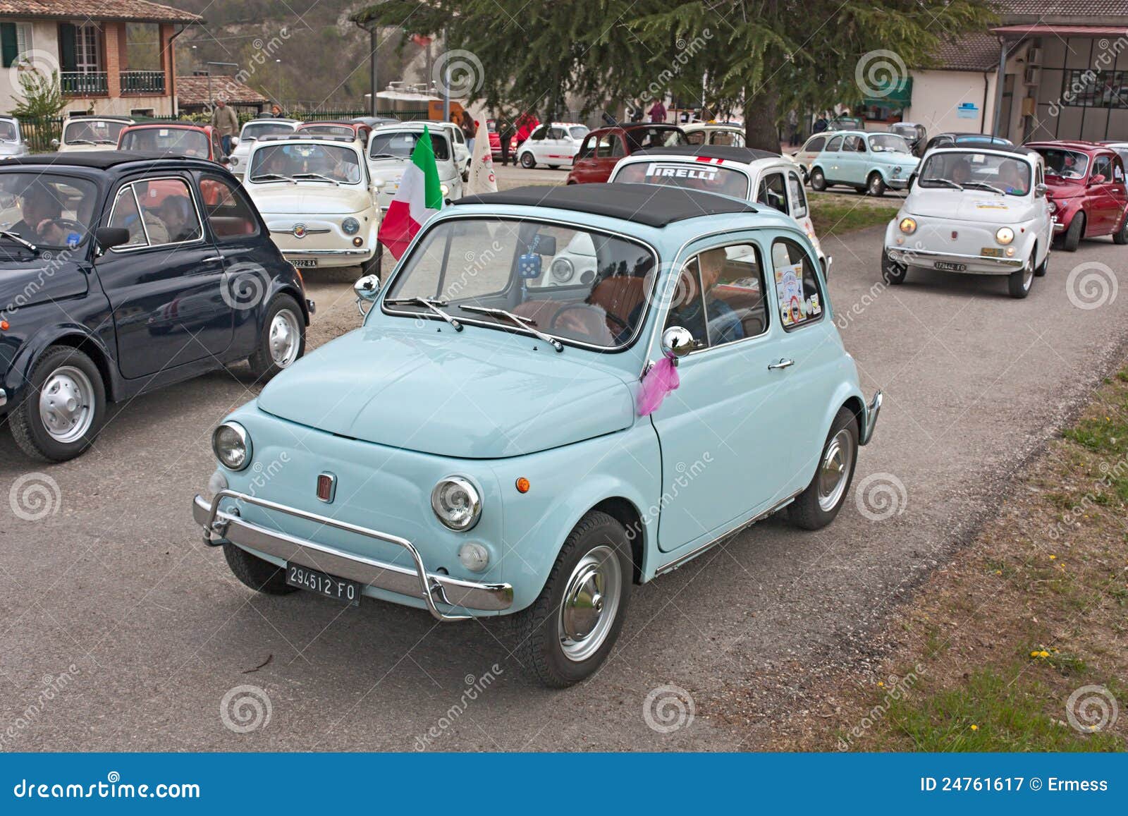 Oud Fiat 500 redactionele fotografie. Image of historisch - 24761617