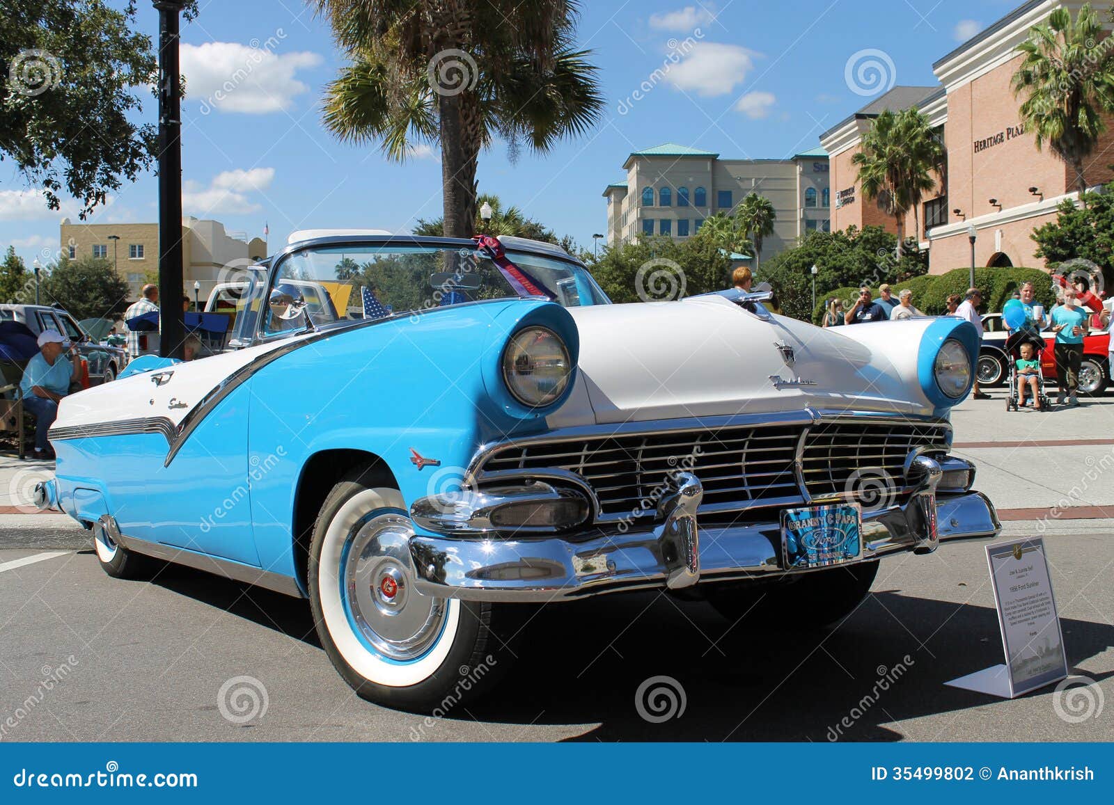 Oud Ford Fairlane Car Bij De Auto Toont Redactionele Fotografie - Image ...