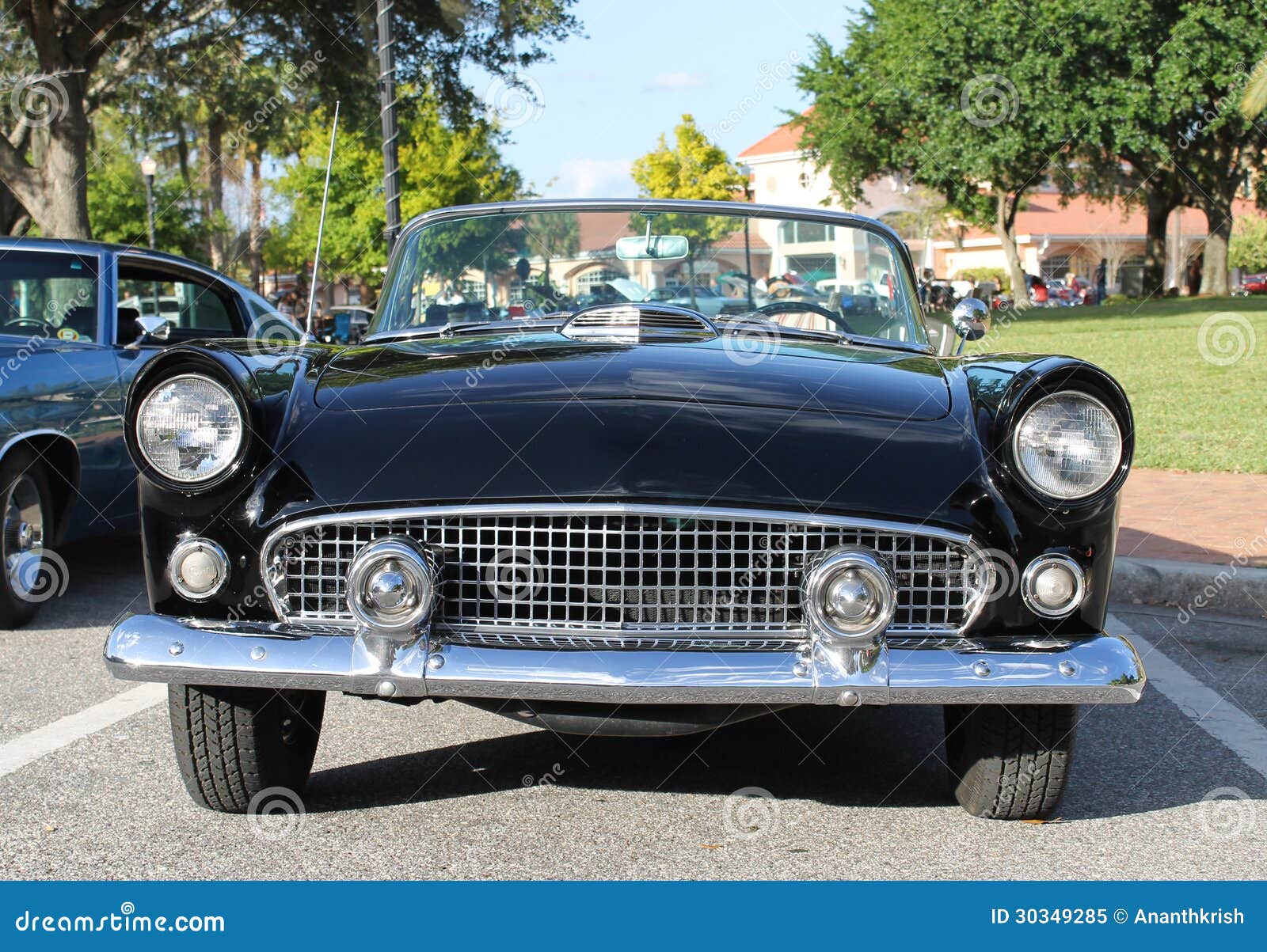 Oud Ford Thunderbird Car stock afbeelding. Image of mensen - 30349285