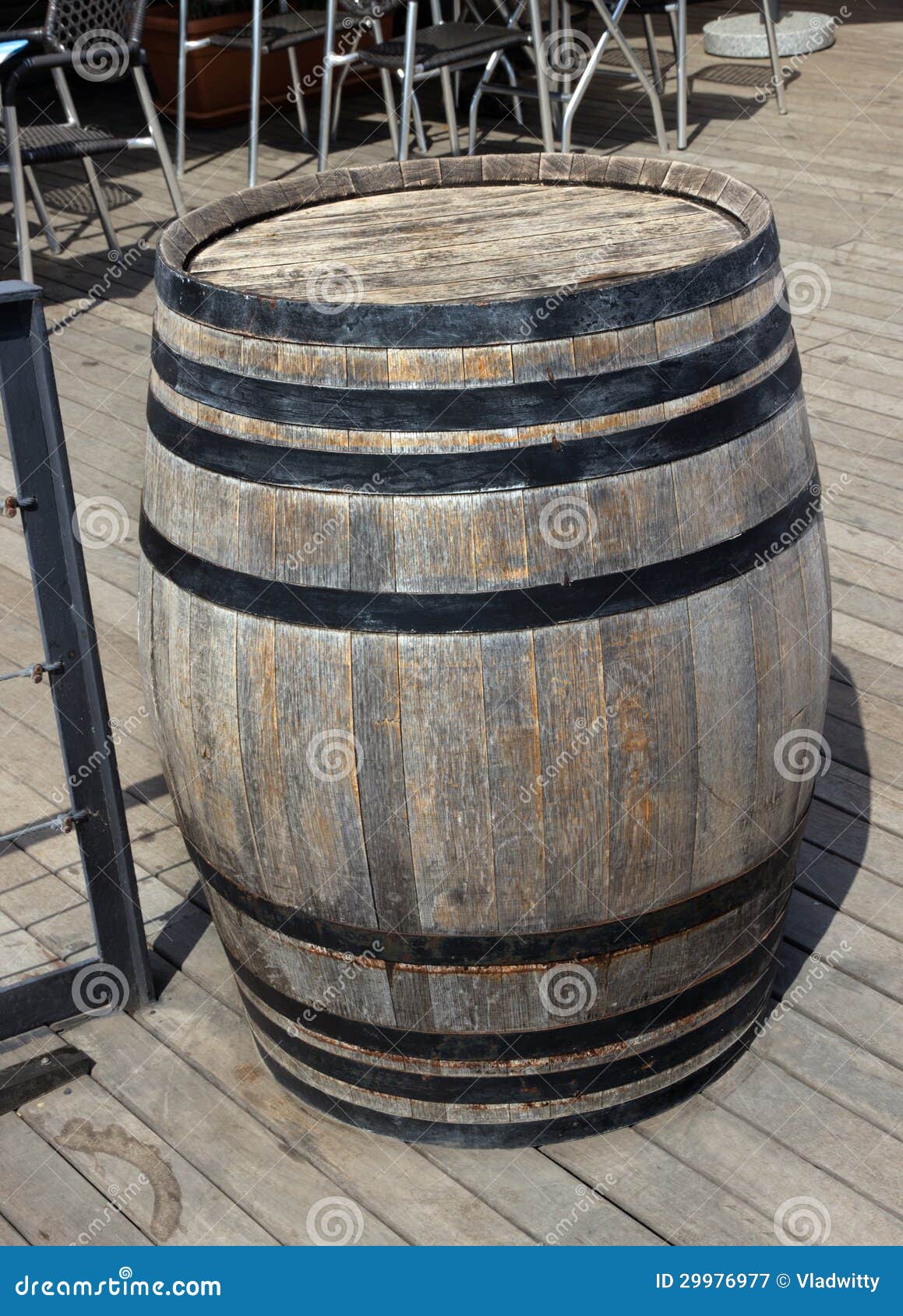 Oud houten vat stock afbeelding. Image of distilleerderij - 29976977