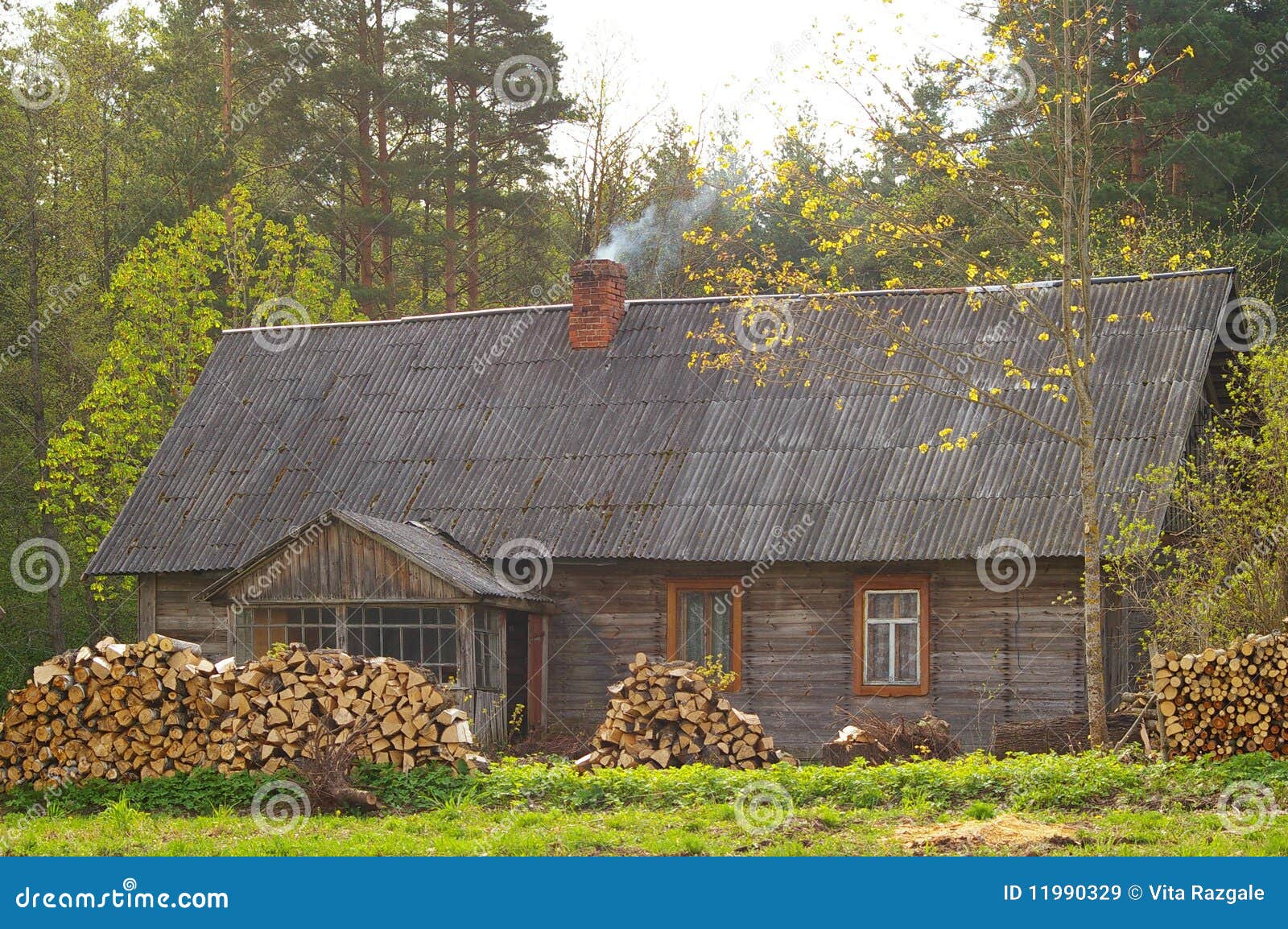 Oud huis stock afbeelding. Image of warm, letland, schoorsteen - 11990329