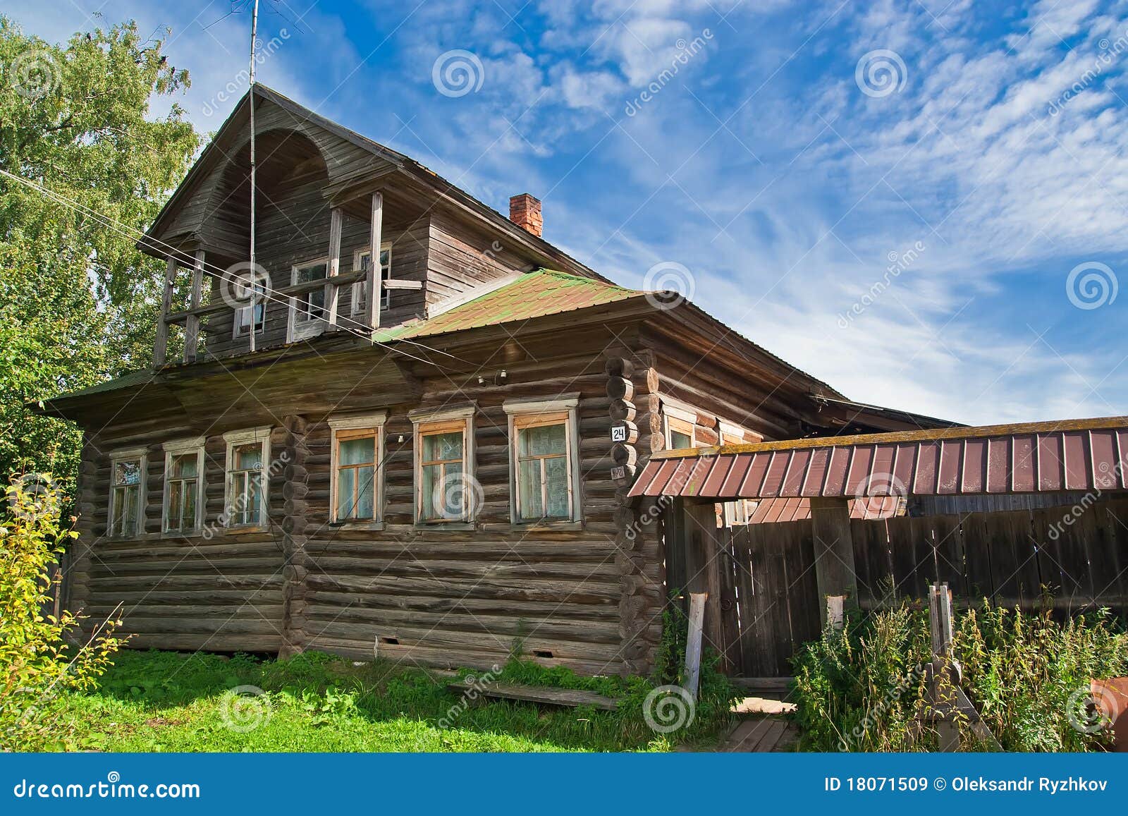 Oud huis stock afbeelding. Image of bewolking, verouderd - 18071509