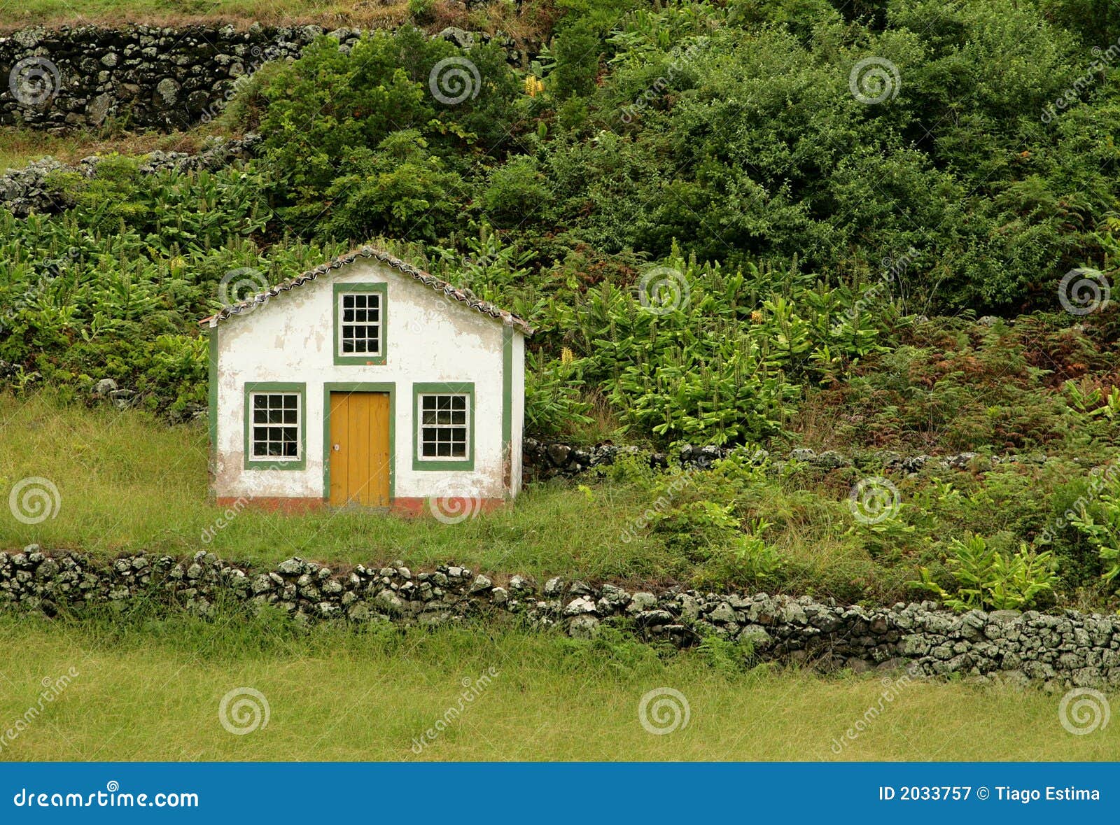 Oud huis stock afbeelding. Image of geïsoleerd, deur, installatie - 2033757