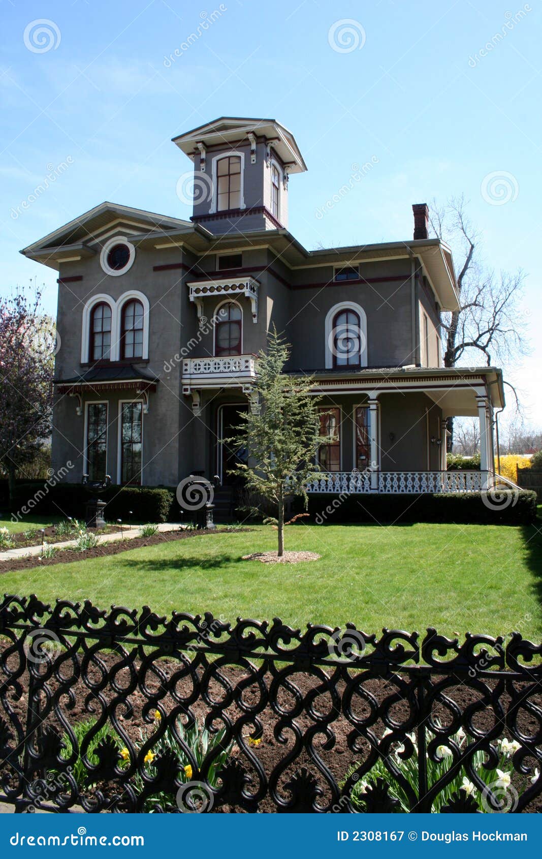 Oud Huis stock afbeelding. Image of huis, omheining, lente - 2308167