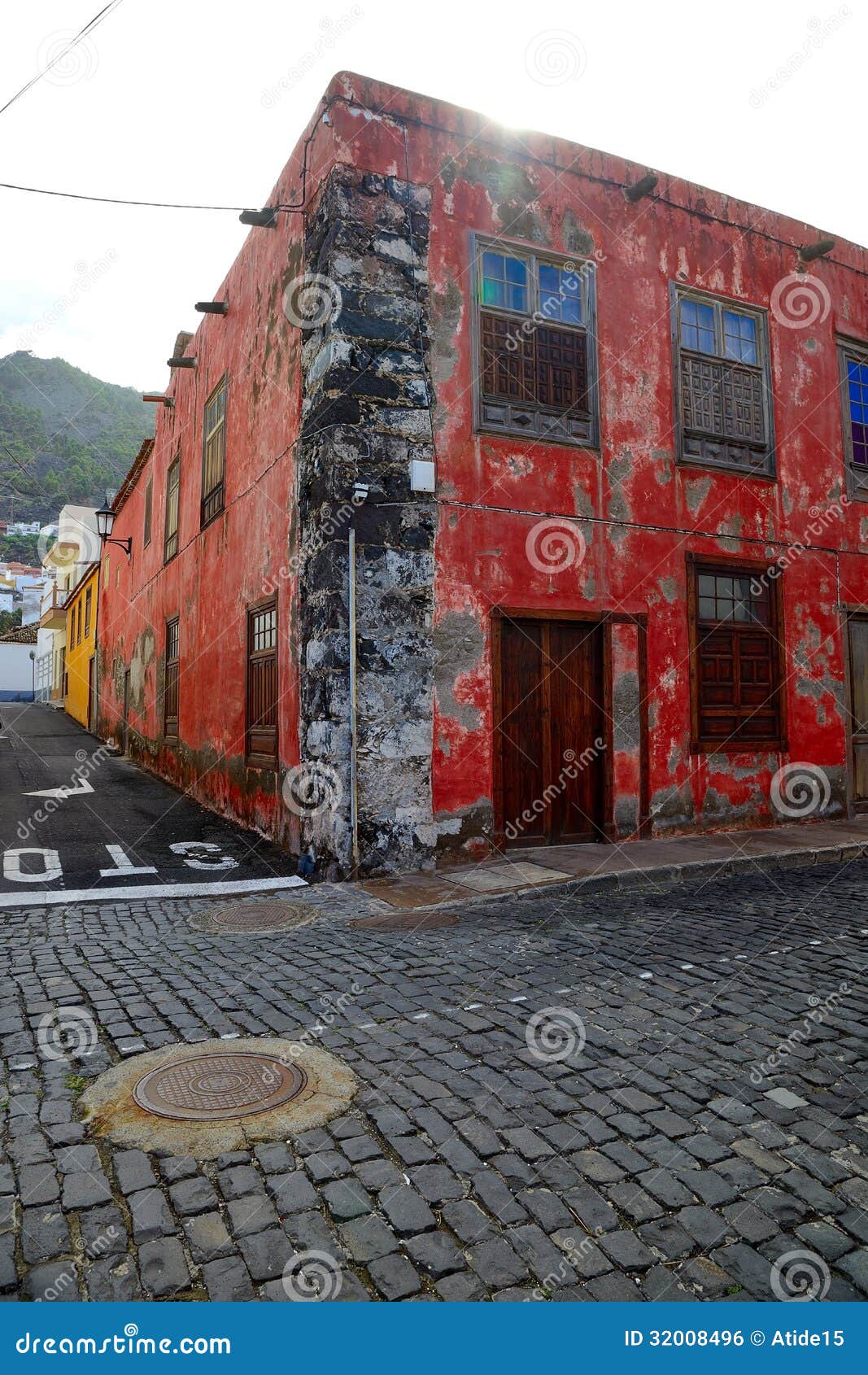 Oud huis stock foto. Image of geruïneerd, venster, huis - 32008496
