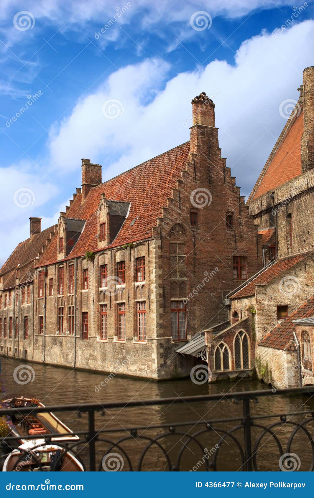 Oud huis stock afbeelding. Image of gevormd, meningen - 4366477