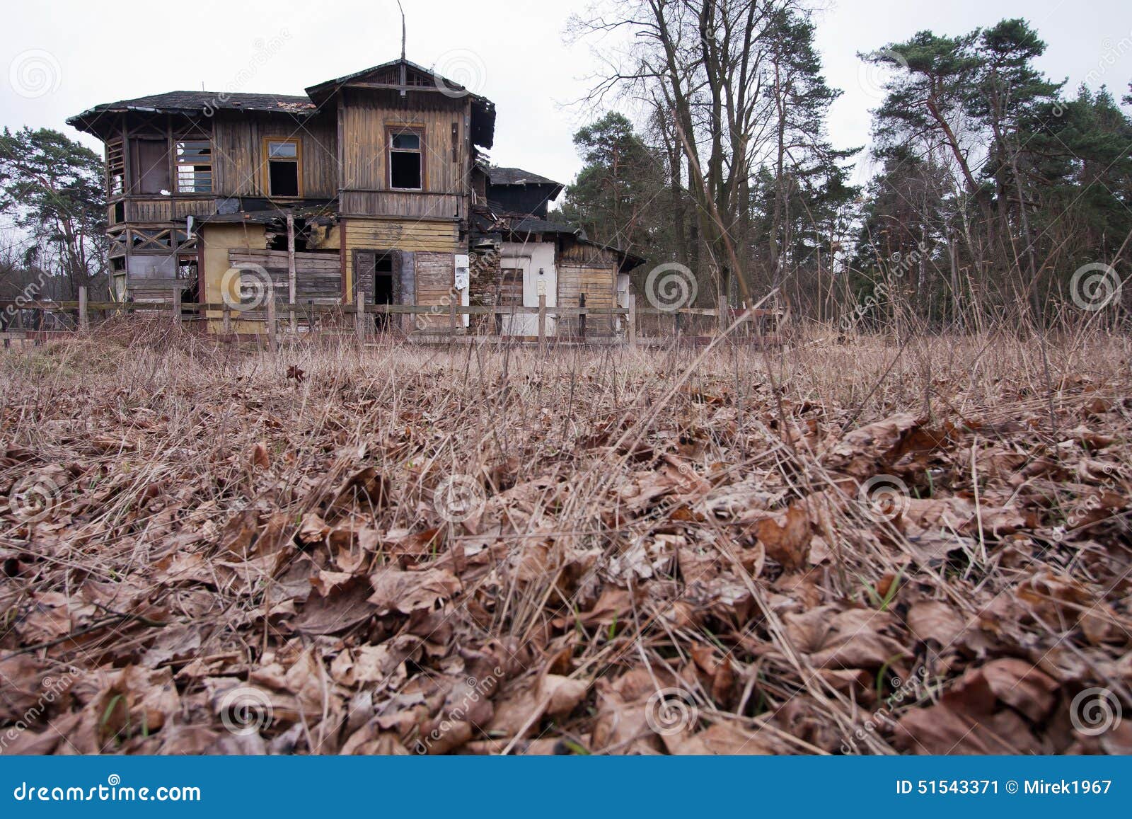 Oud huis stock afbeelding. Image of gebied, raad, flat - 51543371