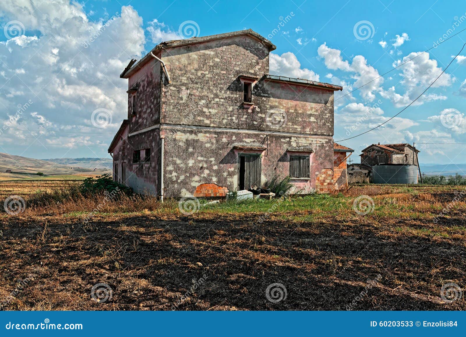 Oud huis stock afbeelding. Image of vervallen, naughty - 60203533