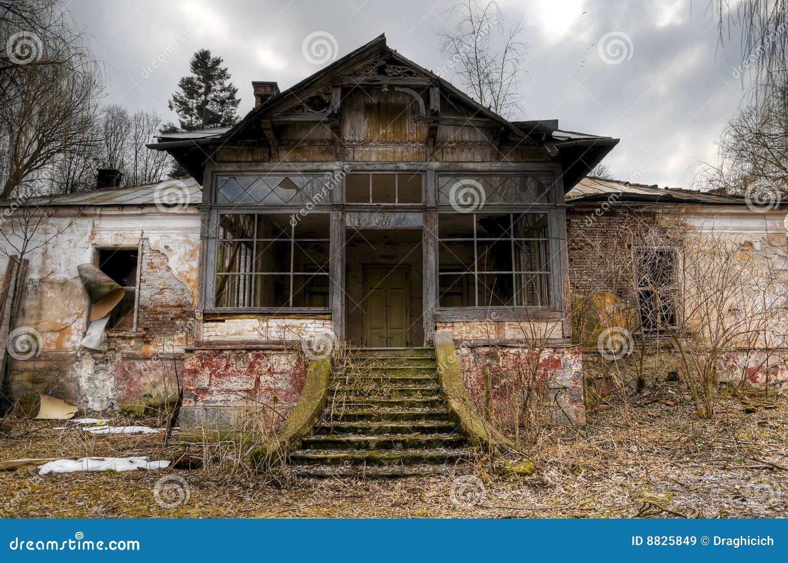 Oud huis stock afbeelding. Image of spookachtig, huis - 8825849