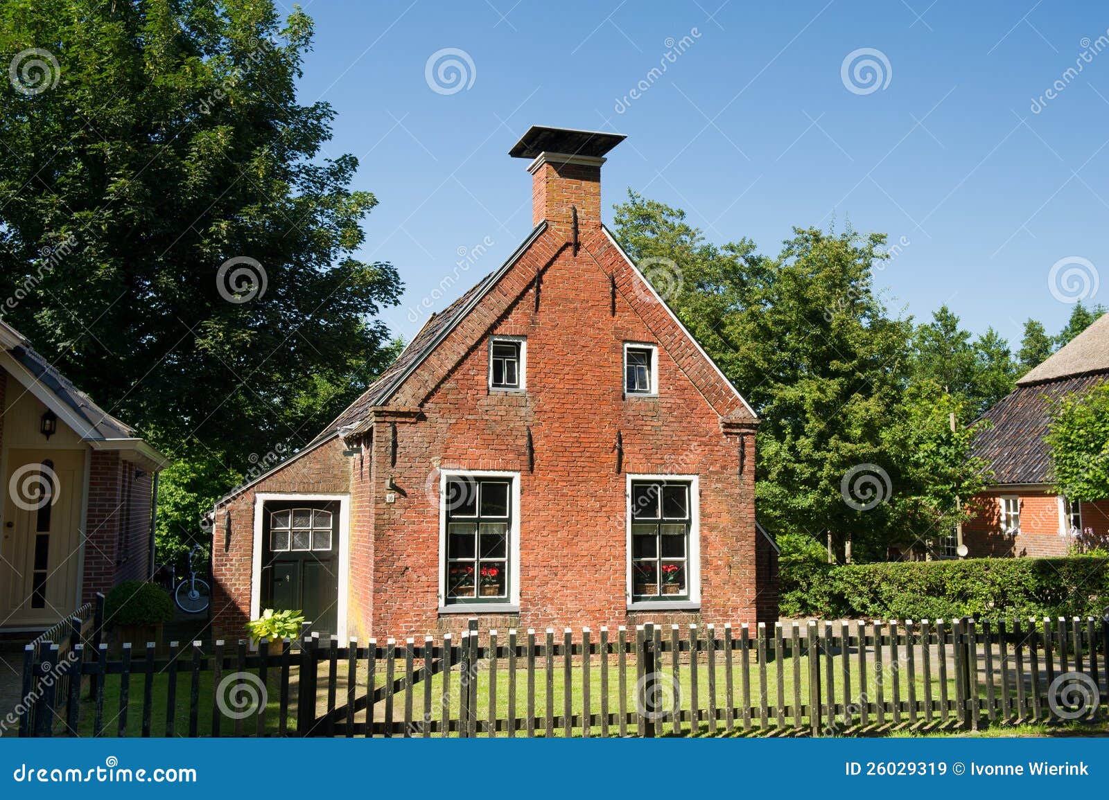 Oud huis in Friesland stock afbeelding. Image of tuin - 26029319