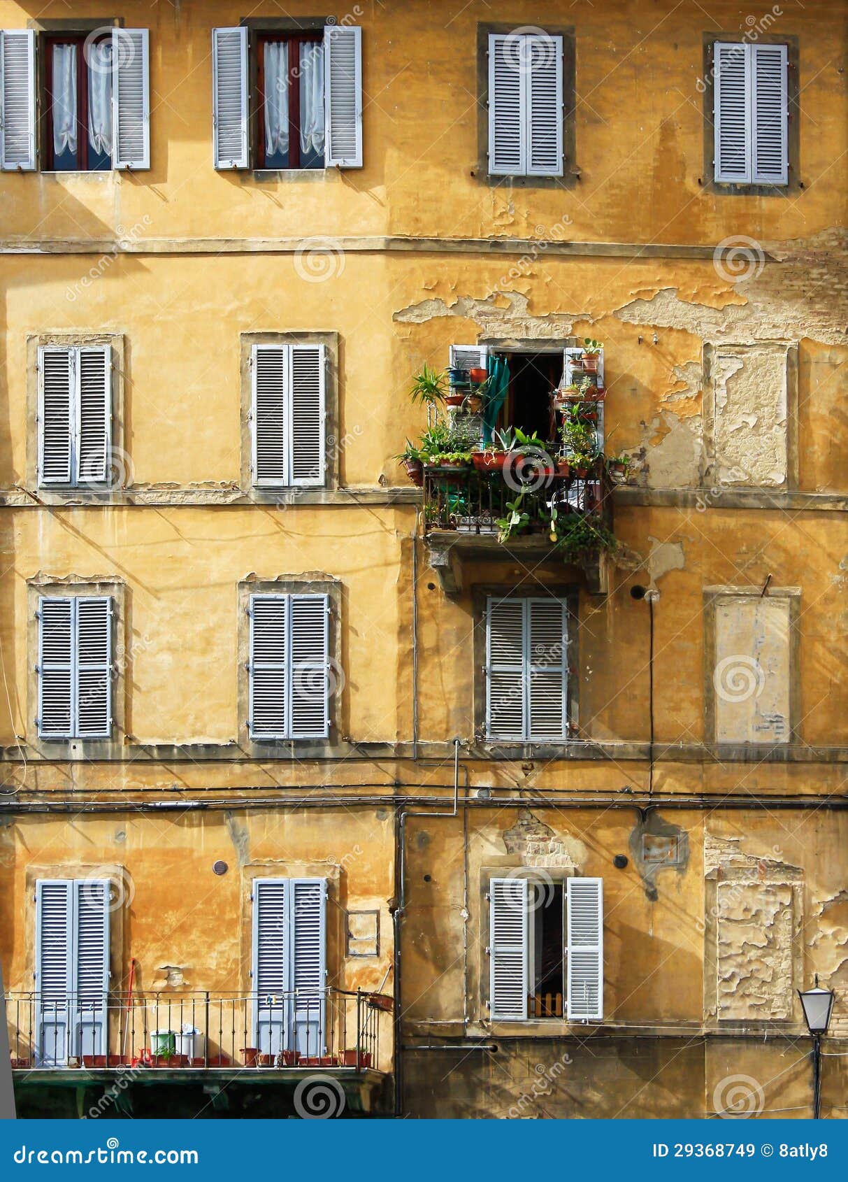 Oud huis in Siena stock afbeelding. Image of architectuur - 29368749