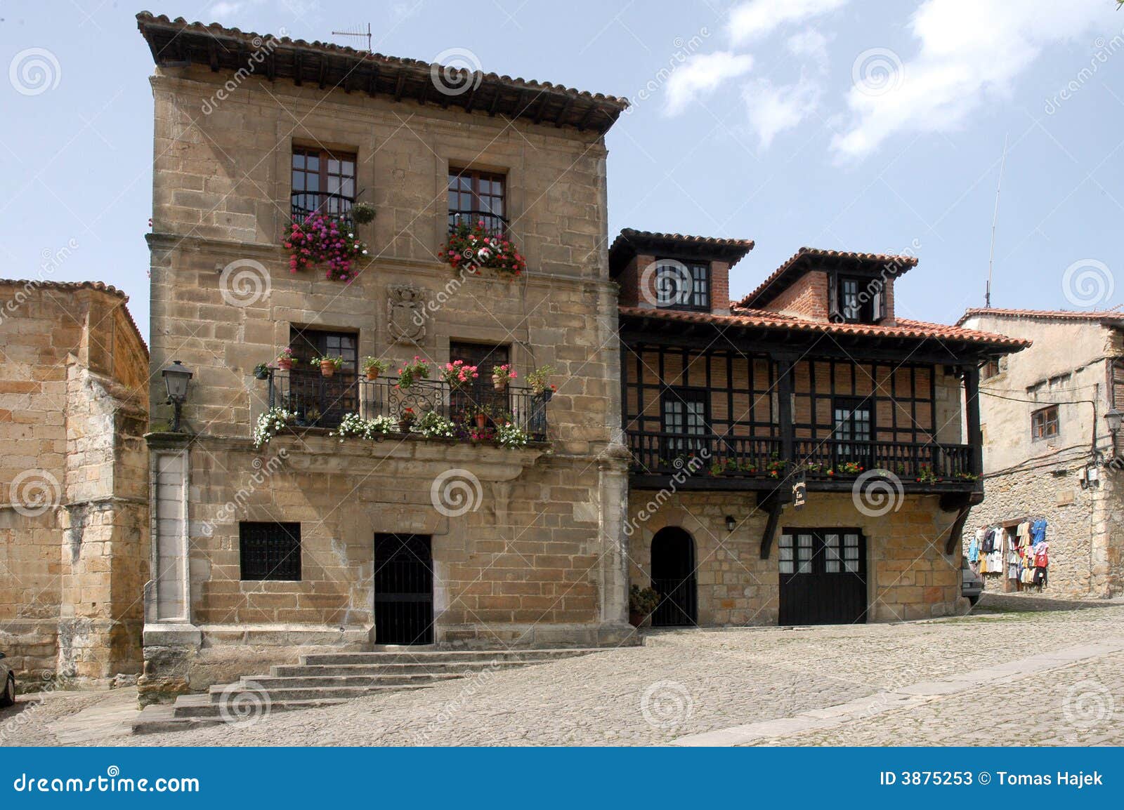 Oud huis Spanje stock afbeelding. Image of noord, muur - 3875253