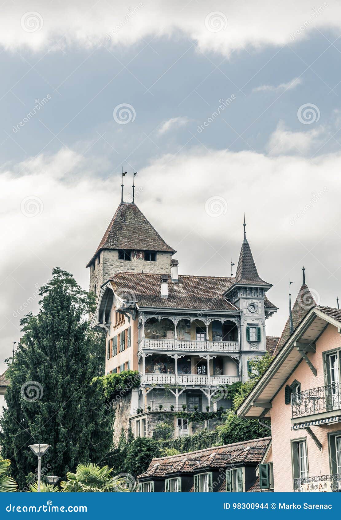 Oud huis, stad van Spiez stock foto. Image of kanton - 98300944