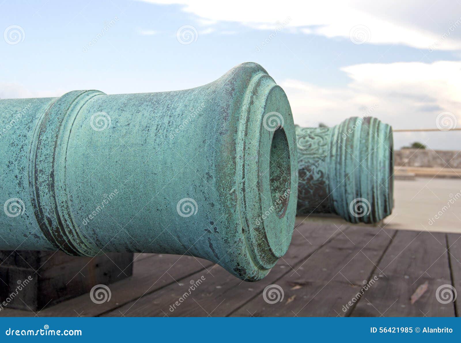 Oud kanon in een fort stock afbeelding. Image of cilinder - 56421985