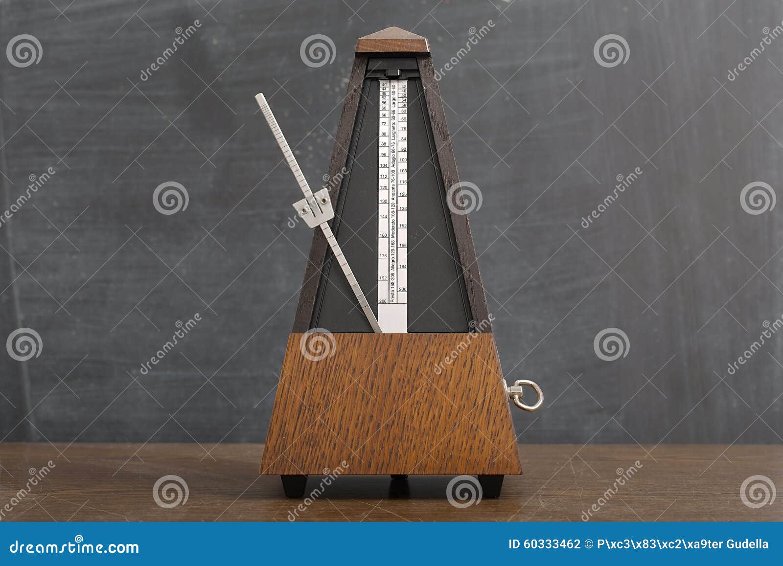 Oud Klassiek Metronoom stock foto. Image of werktuigkundige - 60333462