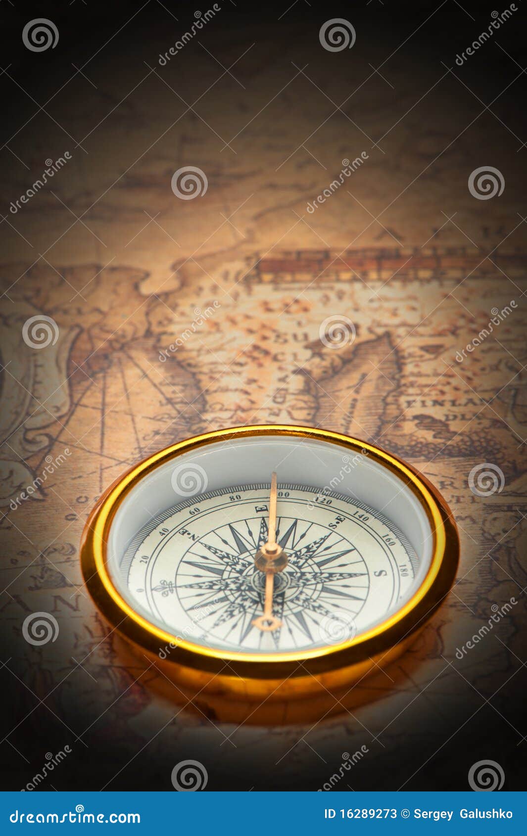 Oud kompas op oude kaart stock afbeelding. Image of antiquiteit - 16289273