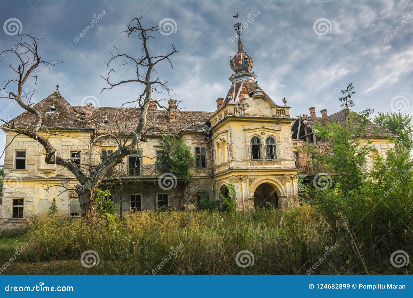 Oud Middeleeuws Kasteel Dichtbij Stad Van Vrsac, Servië Stock ...