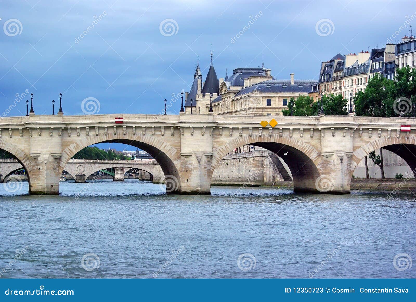 Oud Parijs stock afbeelding. Image of architecturaal - 12350723