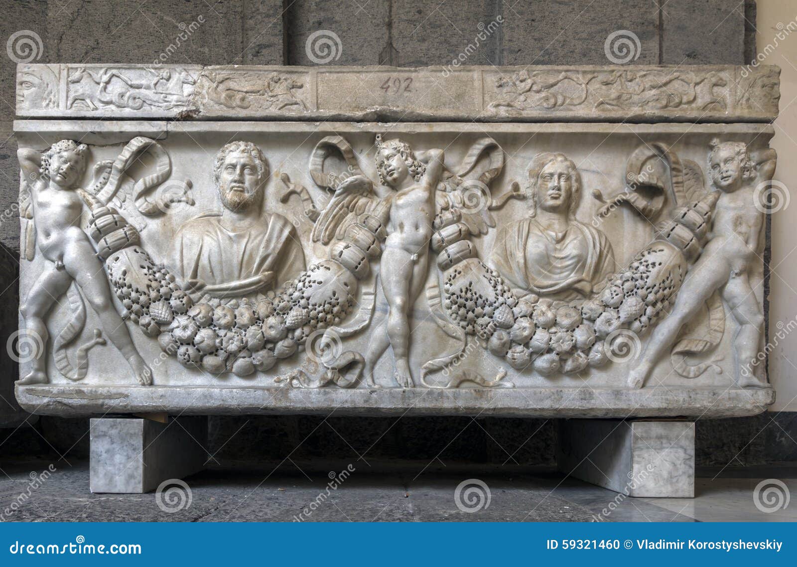 Oud Roman Sarcophagus redactionele afbeelding. Image of archeologisch ...