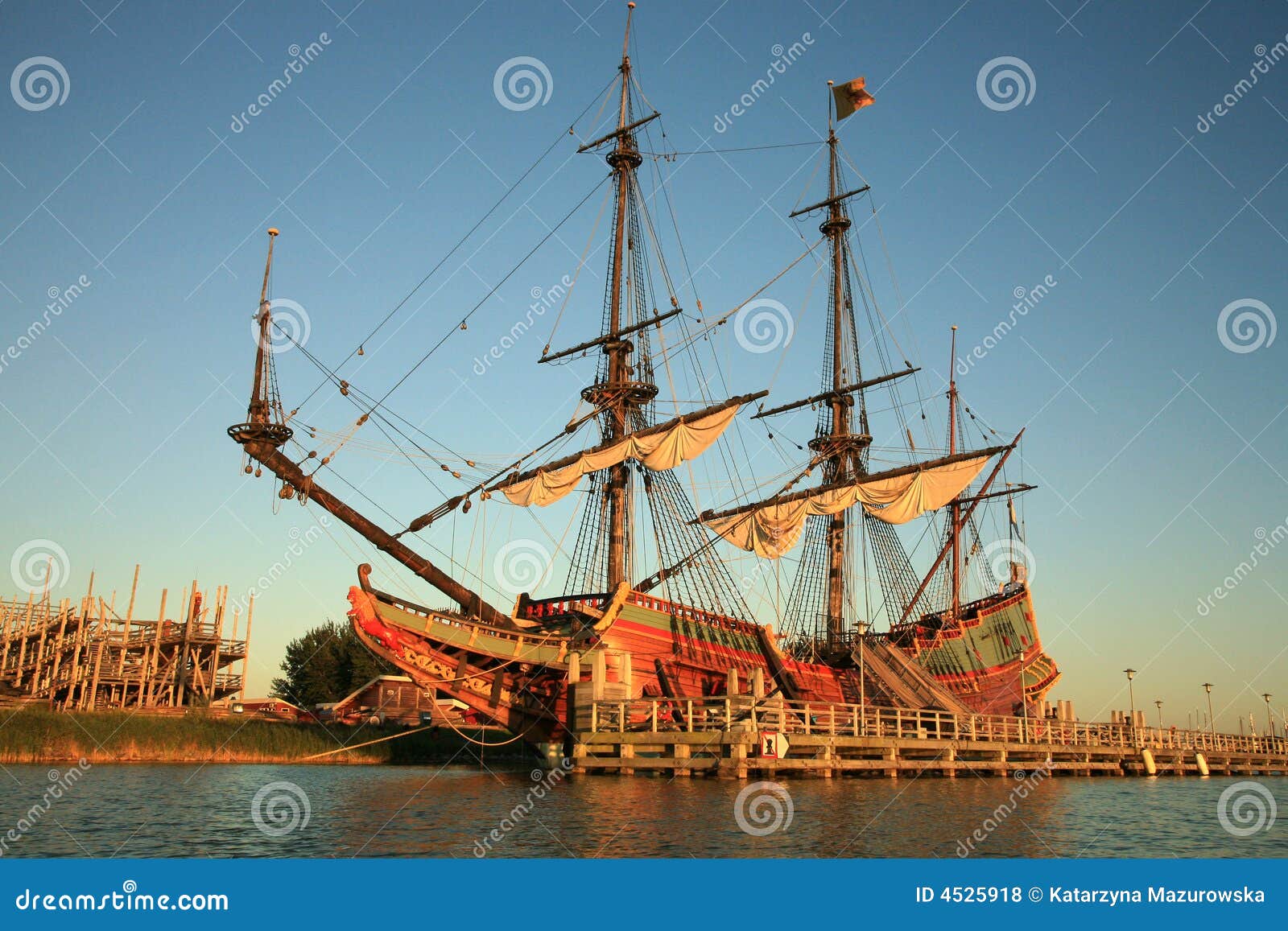 Oud schip - Batavia stock foto. Image of john, kust, monument - 4525918