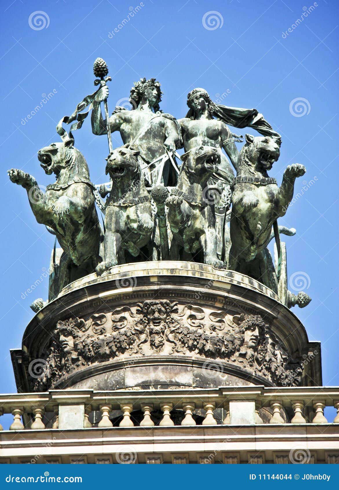 Oud standbeeld in Dresden stock foto. Image of architectuur - 11144044