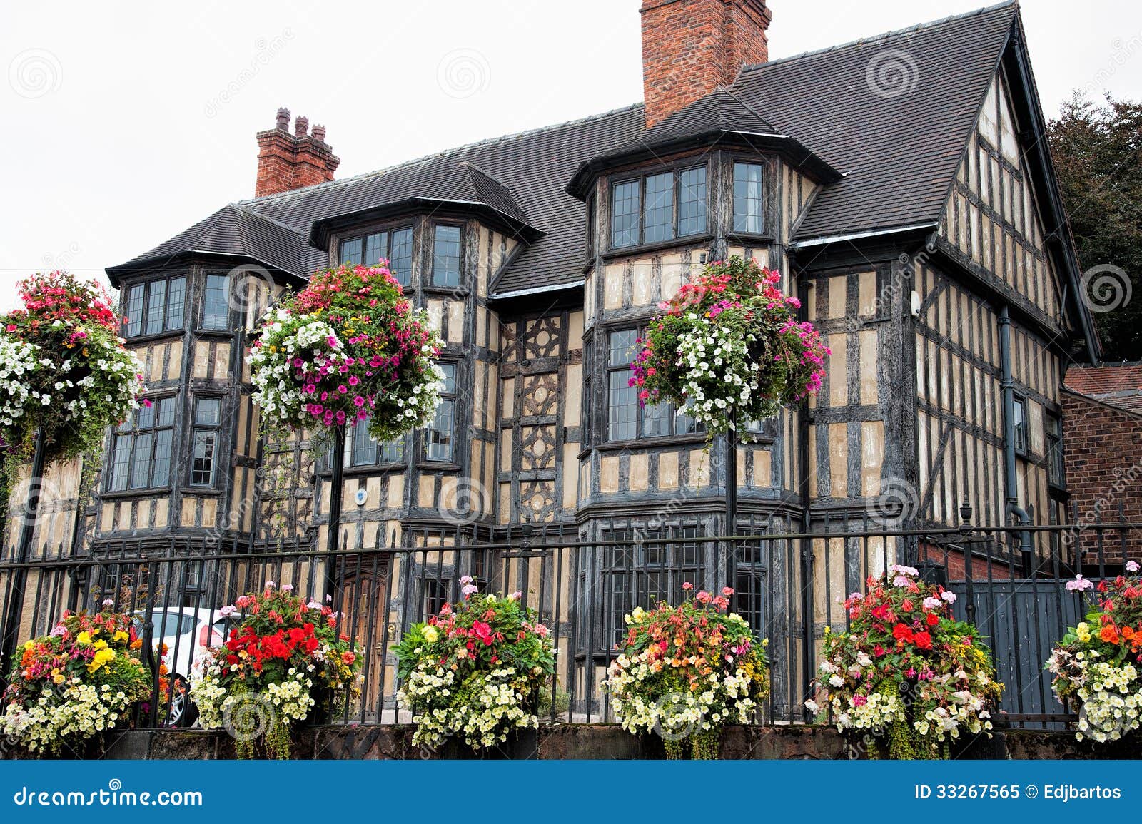 Oud Tudor Building stock afbeelding. Image of hangen - 33267565