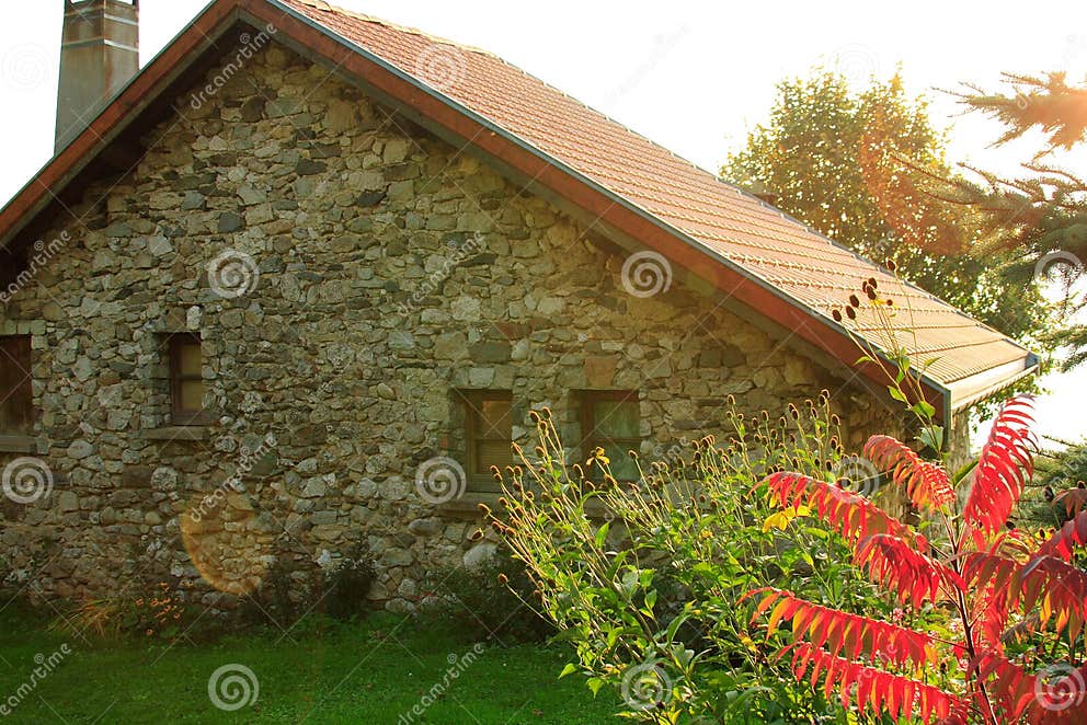 Oud typisch Frans huis stock foto. Image of kleurrijk - 2032636